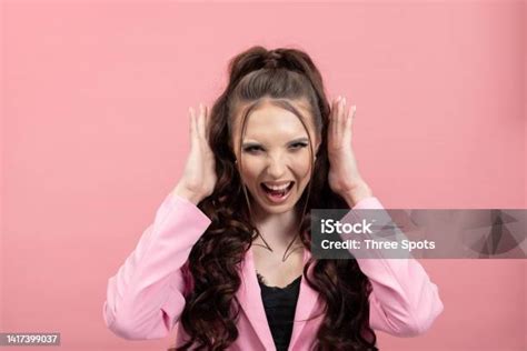 비명 증오 분노 핑크색 스튜디오 배경에서 비명을 지르는 감정적 인 화난 여자를 울고 감정적이고 젊은 얼굴 여성 절반 길이 초상화 인간의 감정 얼굴 표정 개념 트렌디 한 색상