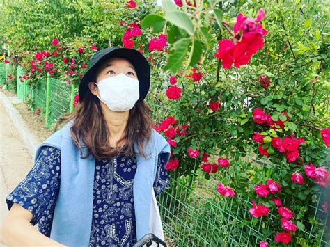 Hancinemas News Gong Hyo Jin Poses With Jeon Hye Jin Amid Wedding