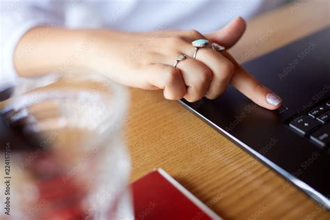 Foto De Close Up Photo Of Woman Touching Laptop Fingerprint Sensor With Her Finger To Log In