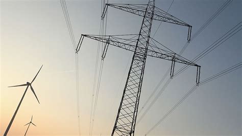 От 1 април цената на тока за битовите потребители ще се се повиши с близо 1 Новини бг