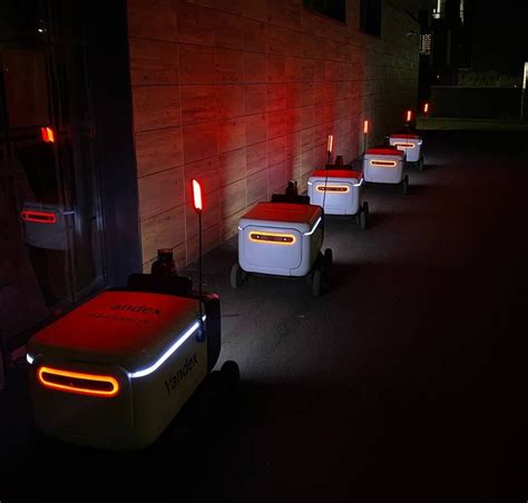 Создать мем робот яндекс доставка робот курьер яндекс робот доставщик яндекс Картинки