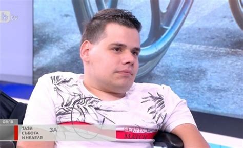 Момчето в инвалидна количка което разнася храна Cross Bg