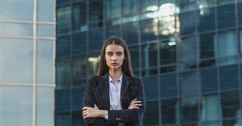 넷북을 가진 성공적인 여성 직장인은 배경에 도시 전망이 있는 큰 창문을 배경으로 고층 빌딩 내부에 서 있습니다 완성된 프로젝트에 만족하는 자랑스러운 여성 건축가 사진