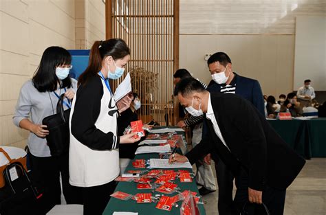 代表委员报到海口进入两会时间 会议 李珊珊 杨进