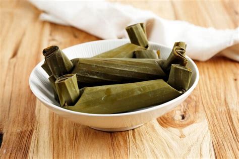 론통 인도네시아식 삶은 떡 인도네시아 인기있는 바나나 잎 떡 프리미엄 사진
