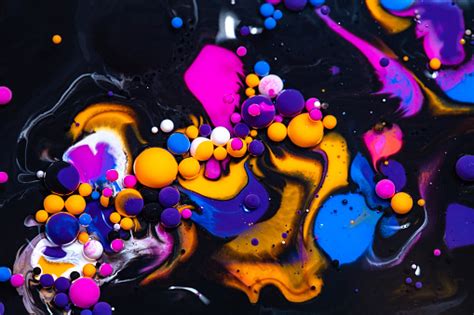 유체 예술 질감 소용돌이 페인트 효과와 추상적 인 배경 거품이 흐르는 액체 아크릴 그림 배경 또는 포스터에 대한 혼합 페인트 블랙과 밝은 넘쳐 나는 색상 검은색에 대한 스톡