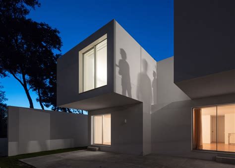 Irregularly Stacked Blocks Define Rooms In House Mr