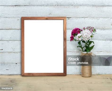 수직 A4 오래된 나무 프레임 모형 달콤한 윌리엄의 꽃다발 근처 페인트 흰색 나무 배경에 나무 테이블에 서있다 소박한 스타일 심플한 아름다움 3d 렌더링 0명에 대한 스톡