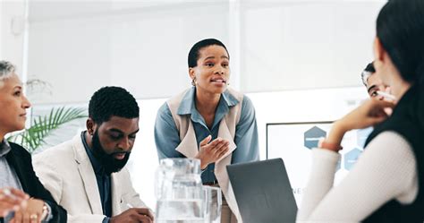 사무실에서 계획 마케팅 전략 및 프로젝트 아이디어를 위한 회의 프레젠테이션 및 비즈니스 사람들 기업 팀 협업 및 솔루션 제안 및