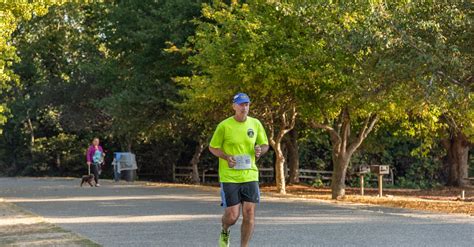 집 밖의 Fitnessmotivation 개인적 성취 건강 건강한 생활 결단 공공 공원 공원 나무 남자 조깅하는 사람 녹지 달리는 달리는 길 달리는