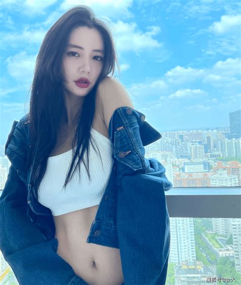 亚洲第一美克拉拉杂志大片曝光！穿紧身连体衣，身材凹凸曲线明显 意浏娱乐