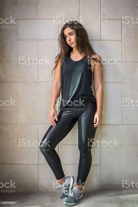 전체 길이 야외 벽에 기대어 하는 피트 니스 여자의 초상화 가냘픈에 대한 스톡 사진 및 기타 이미지 가냘픈 강사 근육질 체격 Istock