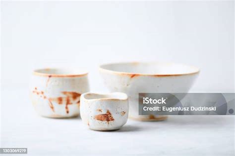 밝은 나무 배경에 전통 수제 세라믹 부드러운 초점 공간을 복사합니다 골동품에 대한 스톡 사진 및 기타 이미지 골동품 일본 문화 0명 Istock