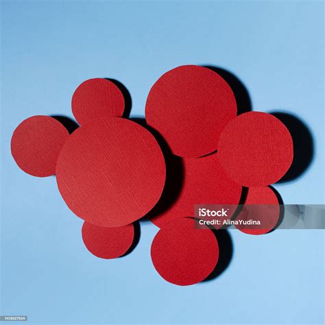 다른 빨간 원은 그림자가있는 단단한 빛 최소한의 어린이 스타일 사각형의 텍스트를위한 복사 공간이있는 추상적 인 다채로운 기하학적