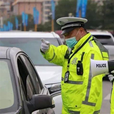 加强监督检查！城关交警对非必要外出人员车辆进行劝返防控疫情辖区
