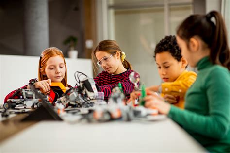 로봇 교실에서 전기 장난감과 로봇을 프로그래밍하는 행복한 아이들 로봇공학에 대한 스톡 사진 및 기타 이미지 로봇공학 아이