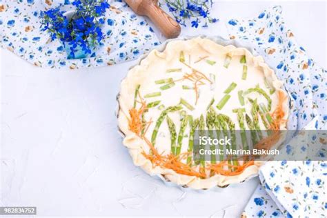 아스파라거스 치즈 야채와 함께 유용한 파이 파이 흰색 배경입니다 공간 평면 위치를 복사 합니다 건강한 생활방식에 대한 스톡 사진 및 기타 이미지 Istock