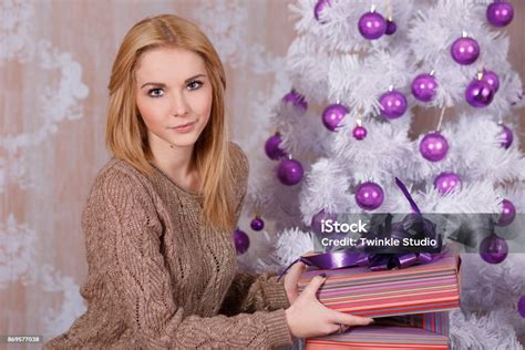 완벽 한 피부와 금발 머리 크리스마스 포즈 놀라운 아름 다운 얼굴 여자 여자 새 해 녹색 소나무 가까이 휴가 스튜디오에서 새로운에 대한 스톡 사진 및 기타 이미지 Istock