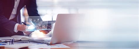 판매 데이터 보고서 및 경제 성장 그래프 차트를 분석 하는 태블릿을 사용 하 여 사업가 비즈니스 기술 경제 전략 추상