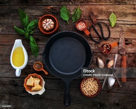 수 제 파스타 소스 바 질 파 르 메 산 치즈 마늘 올리브 오일 잣 후추의 열매와 히말라야에 대 한 재료 평면 레이와 초라한 나무 배경에 소금 고급 요리에 대한 스톡 사진