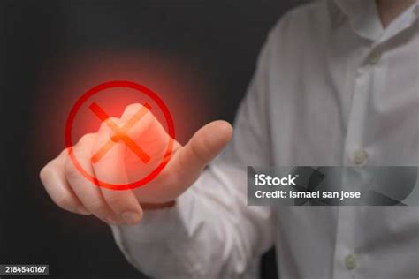 가상 화면에서 중지 버튼을 누르는 남자 클로즈업 금지 표지판 가리키기에 대한 스톡 사진 및 기타 이미지 가리키기 개발 고객 참여 Istock