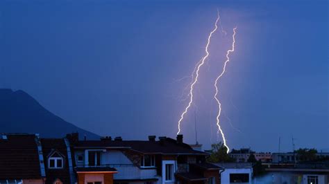 Мълния подпали стопанска постройка и покрив на къща в с Обретеник Новини бг