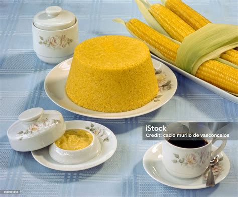 커피 한 잔과 삶은 옥수수 속과 함께 테이블에 옥수수 쿠스쿠스 브라질의 북동부 지역의 전형적인 음식 쿠스쿠스 주식에 대한 스톡 사진 및 기타 이미지 Istock