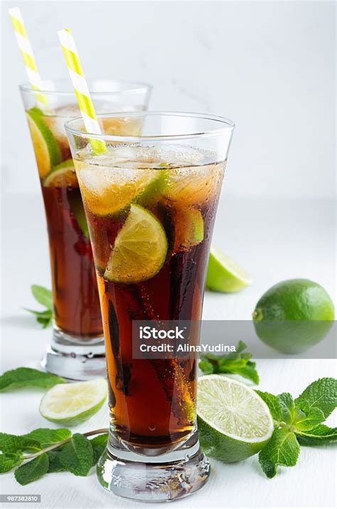 밀 짚 석 회 조각 부드러운 현대 흰색 바탕에 민트와 두 젖은 긴 잔에 찬 칵테일 쿠바 리브레 럼 독한 술에 대한 스톡 사진 및 기타 이미지 Istock