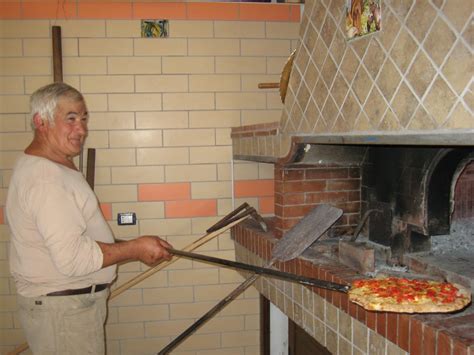 무료 이미지 남자 레스토랑 촌사람 같은 식품 조리 요리의 부엌 고기 요리사 웃고있는 쿡 행복 오븐 이탈리아 사람 난로 바닥 나폴리 피자 집