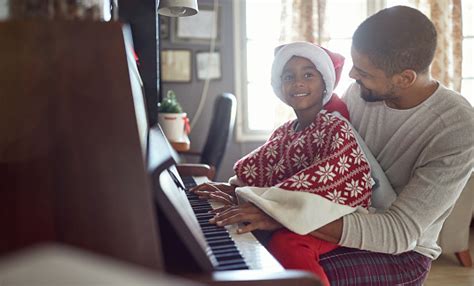 크리스마스에 아이 소녀와 아프리카 계 미국인 아버지는 피아노에 음악을 재생합니다 휴일과 가족 행복의 개념 가족에 대한 스톡 사진 및 기타 이미지 Istock