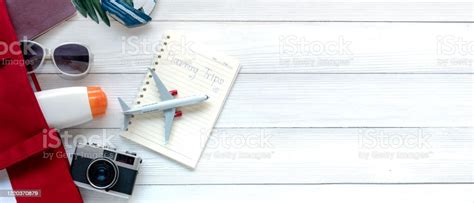 여행 계획 여행자 계획 여행 여름 휴가 해변에서 관광 액세서리 항목은 휴가 복고풍 카메라 자외선 차단및 여권 휴식 여름에 목적지 배너용 복사 공간 가격에 대한 스톡 사진 및