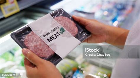 클로즈업 핸드 캐리 제로 돼지 콩 콩 가짜 완두콩 커틀릿 글루텐 무료 읽기 비 육류 실험실 라벨 너머로 선택 건강 관리를 위해 아시아 상점 채소 햄버거 패티에서 생 가짜