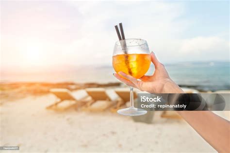 여름 햇살에 뜨거운 열대 해변에서 얼음 조각과 맛있는 클래식 아이스 아페롤 스프리츠 칵테일을 들고 여자 스프리츠에 대한 스톡 사진 및 기타 이미지 Istock