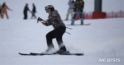 스마트폰 들고 스키 타는 아찔한 행동