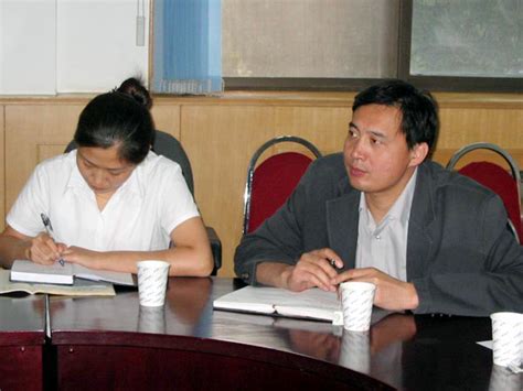 学校办公室召开会议传达第六次全委扩大会议精神 研究部署下半年工作 图文