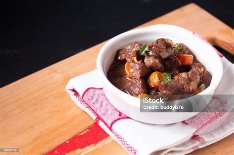 음식 컨셉 프랑스 레드 와인 쇠고기 스튜 부르기뇽 나무 보드에 복사 공간 쇠고기 스튜에 대한 스톡 사진 및 기타 이미지 쇠고기 스튜 고기 굴라시 Istock