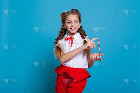 蓝色背景上梳着两条辫子的女学生