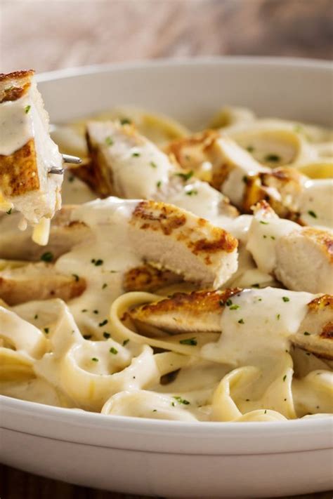 The Secret To Olive Gardens Addictive Alfredo Sauce