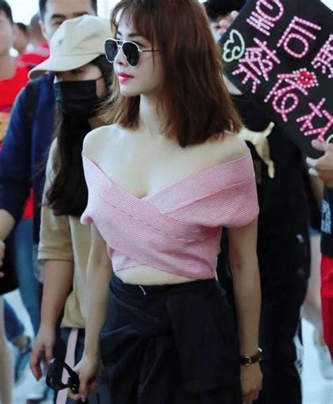 39歲蔡依林又逆天了！身材「開掛式」長開，身穿「粉色露肩衣」美到讓人窒息！ Peekme