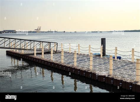 Floating Jigsaw Or Floating Plastic Pontoon Walk Way Floating In The Sea Plastic Floating Dock