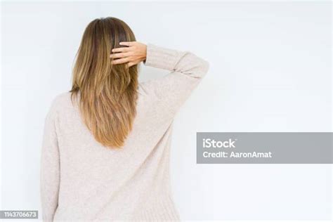 고립 된 배경 위에 아름 다운 중간 나이 여자는 머리에 손으로 의심에 대해 거꾸로 생각 노인에 대한 스톡 사진 및 기타 이미지 노인 뒤 등 Istock