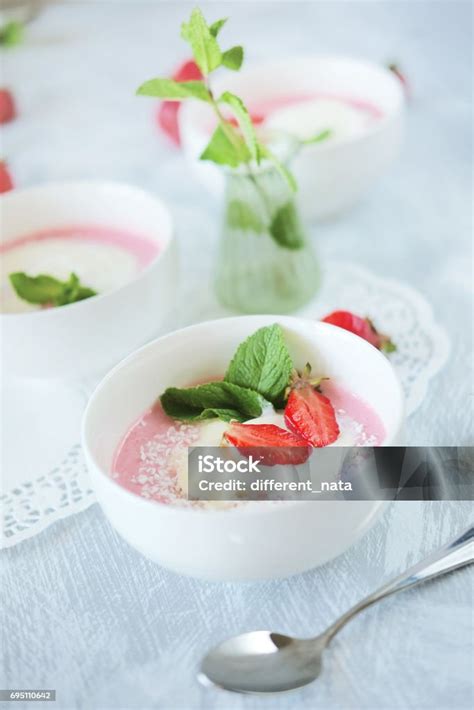 콜드 크림 딸기 수프 코코넛 칩 아이스크림 민트 잎의 특 종와 함께 뿌 렸 다 차가운 여름 디저트입니다 0명에 대한 스톡 사진 및 기타 이미지 Istock
