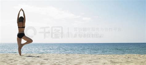 海滩高清图片 在海滩上做瑜伽的女人 在海滩上做瑜伽的女人图片免费下载 5084262514 千图网Pro