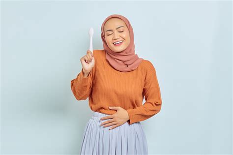 갈색 스웨터와 숟가락을 들고있는 히잡 에 배고픈 아름다운 아시아 여성과 흰색 배경 위에 고립 된 맛있는 음식을 생각해보십시오 25 29세에 대한 스톡 사진 및 기타 이미지