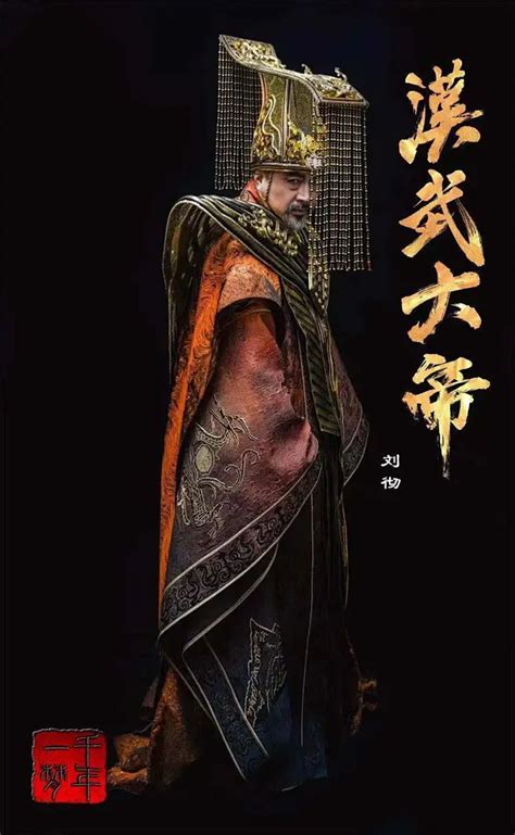 大型传奇历史话剧《汉武大帝》白骨版剧照首曝光马连庆 延用了汉代崇尚黑红的形制，同时补充金色，作为东西方普视下的皇权色彩，兼之这部戏本身对