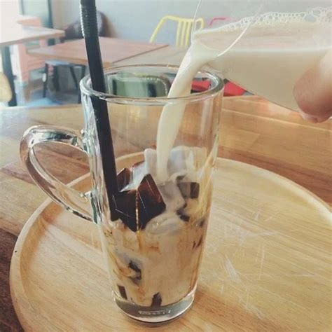 더치큐브라떼 예쁜 별모양의 더치아이스에 우유를 부으면 이렇게 예쁜 마블링이😍😍 얼음이 녹을수록 커피향이 점점 깊어집니다 한정메뉴 아키커피 By 연세대 앞 아키커피 1호점