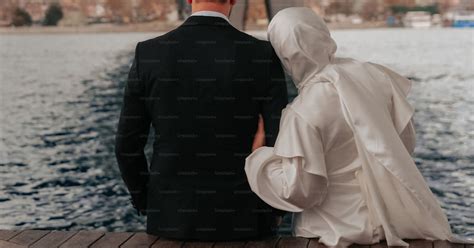 신부와 신랑이 부두에 앉아 있다 사진 Unsplash의 신부 이미지