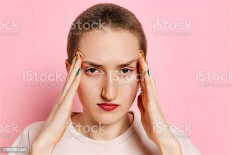 분홍색 배경에 고립 된 흰색 티셔츠에 짧은 머리를 가진 젊은 여성의 반 길이 초상화 감정의 개념 공부 광고 20 24세에 대한 스톡 사진 및 기타 이미지 Istock