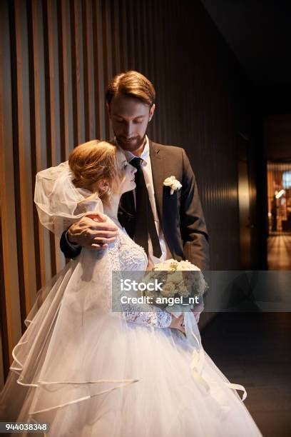 웨딩 커플 포옹과 키스 함께 삶의 첫날 신부와 신랑 결혼식 후 아름 다운 부부 사랑 서로 포옹 2명에 대한 스톡 사진 및 기타 이미지 Istock