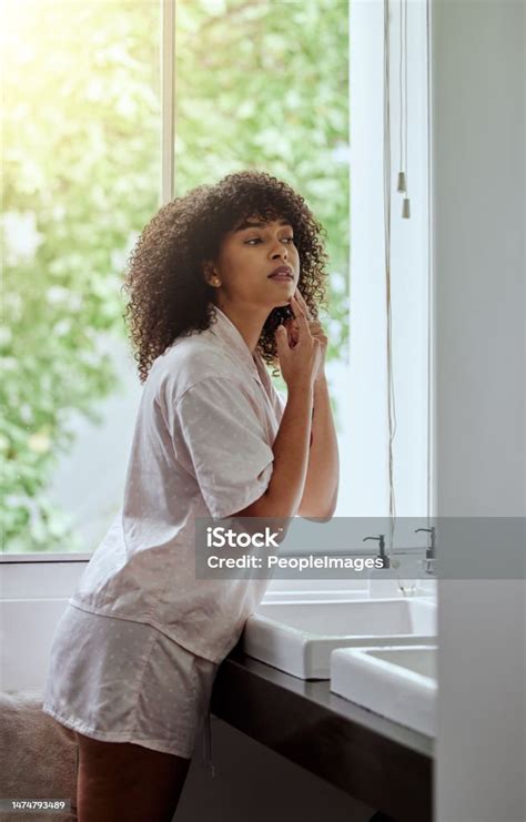 흑인 여성 여드름 여드름 아침을 욕실에서 시작 스킨케어 및 집에서 얼굴 아름다움 Gen Z 여성 얼굴 피부 건강 및 Zit 피부과 및 애틀랜타의 집에서 미용 셀프 케어를위한